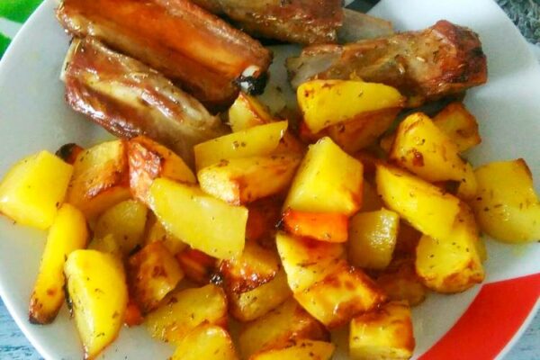 Brinjë qengji me patate. Brinjë qengji të marinuara në furrë.
